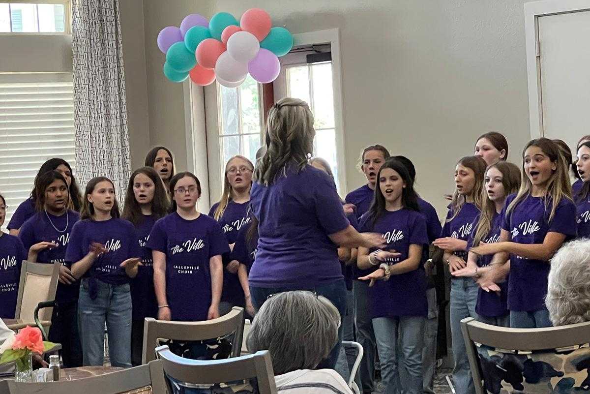 Student Choir Performs for Residents | Arabella of Longview